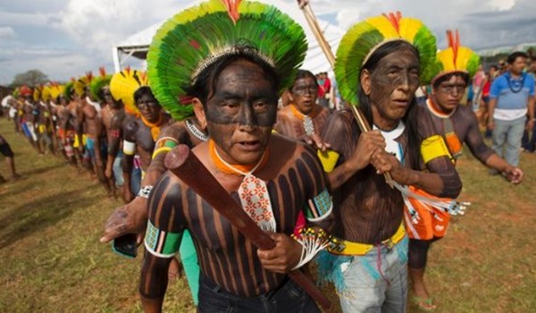 Brasil: al menos dos mil indígenas marcharon en defensa de sus tierras ...