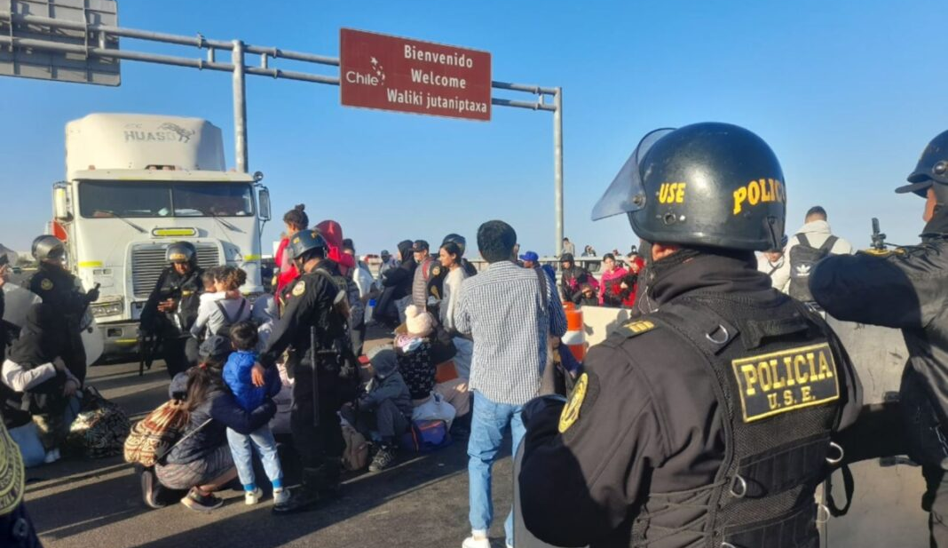 Migrantes ingresan a Perú tras enfrentamientos con la policia – NODAL