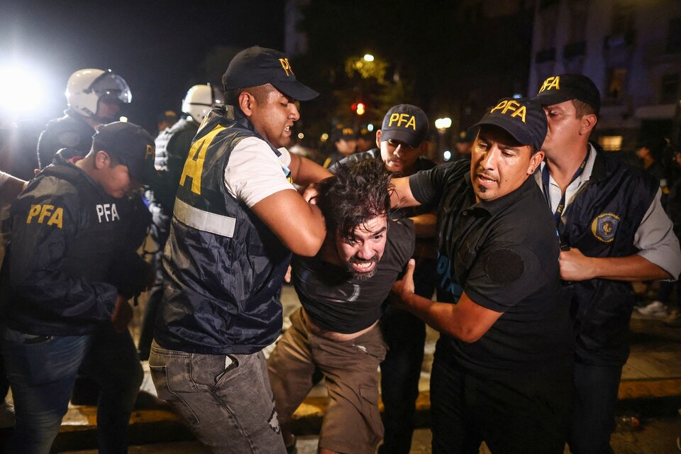 Argentina Tras Otra Jornada De Represión Diputados Postergó Para Hoy